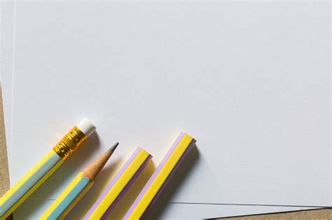상단 보기로 복사 공간이있는 템플릿은 흰색 종이에 고립 된 나무 노란색 연필의 매크로 사진을 닫고 노란색 브러시와 결합합니다