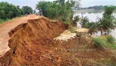 Panic Grips Jajpur Villagers As Baitarini River Embankment Caves In