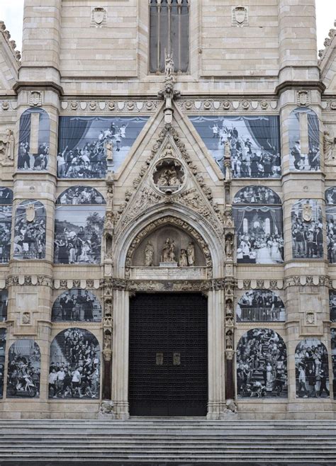 Jr Trasforma Il Duomo Di Napoli Con Un Monumentale Collage Fotografico