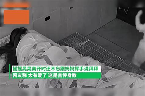 丈夫上班前来床头亲吻妻子19个月儿子跟身后学样亲吻妈妈好有爱
