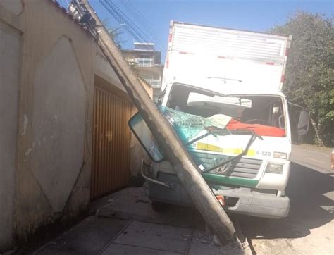 Caminhão Fica Sem Freio E Bate Em Poste Notícias De Poços De Caldas E