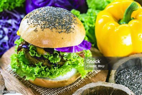 병아리콩과 콩으로 만든 큰 구운 채식 햄버거 건강하고 채식주의 자 생활 개념 다채로운 음식 고추 붉은 양배추 토마토 양파 병아리콩 콩 양상추 Lye 0명에 대한 스톡 사진