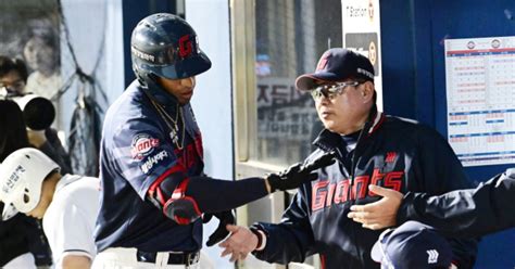 Md포토 김태형 감독과 하이파이브 레이예스 승리로 가자 Md포토 김태형 감독과 하이파이브 레이예스 승리로 가자