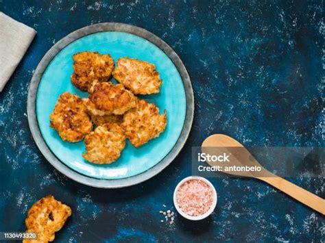 수 제 후 라 이드 치킨 Cutlets 진한 파란색 배경에 세라믹 접시에 등심 덩어리 다이어트 개념입니다 건강 한 음식입니다