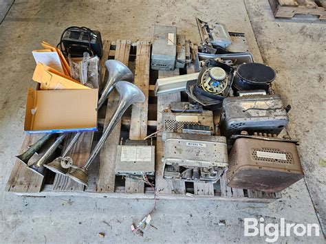 Classic Vehicle Radios And Knobs Collector Cars Bigiron