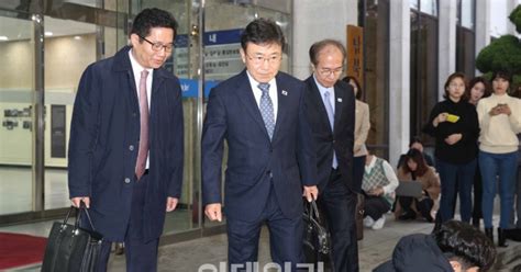 포토 南 北 보건의료협력 회의위해 남북회담본부 출발하는 대표단
