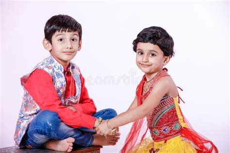 Netter Indischer Kinderbruder Und Schwester Die Raksha Bandhan