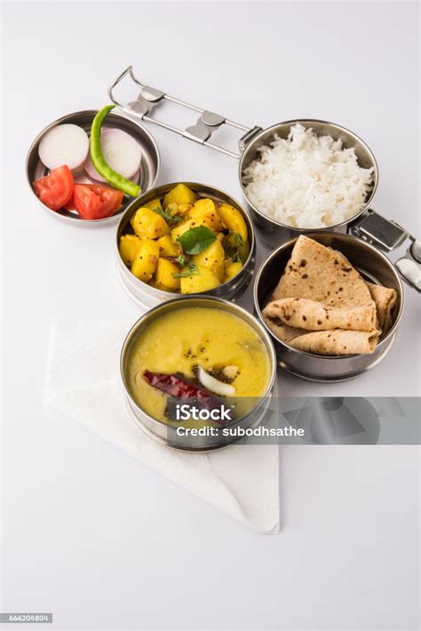 인도 채식 사무실 이나 학교 점심 상자 또는 북쪽 인도 또는 Maharashtrian 건강 식품 Chapati Dal Tadka