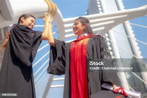 개념 교육 축 하입니다 졸업식 대학에서 졸업생을 축 하 합니다 개념에 대한 스톡 사진 및 기타 이미지 개념 교실 교육
