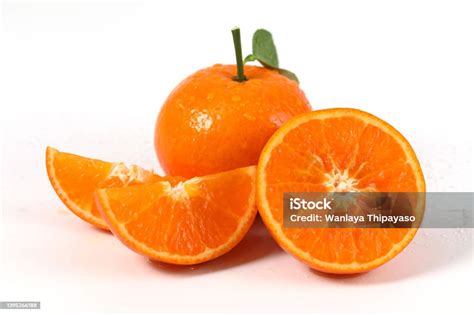 Jeruk Jeruk Dibelah Dua Buah Sehat Jeruk Mandarin Vitamin C Dengan Latar Belakang Putih Dengan
