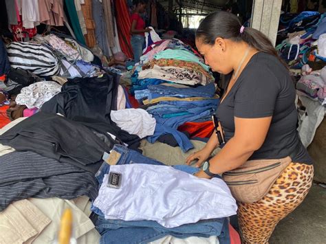 Comprar Ropa De Paca Una Tradición Que Se Mantiene Y Evoluciona