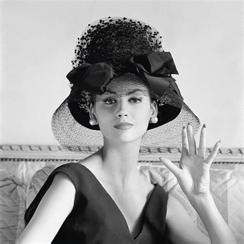 Кэтрин Пастри в шляпе из черного тюля атласа и вуали от Бернара Дево 1960 год Фотограф Норман