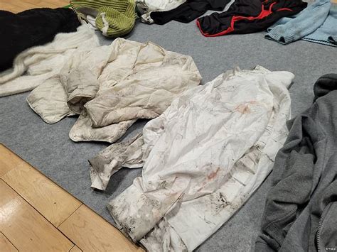 피 묻은 신발 찢어진 옷 주인잃은 안경그날의 흔적들