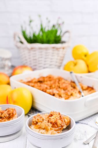 흰색 세라믹 베이킹 접시에 애플 파이 사과와 일품 접시로 만든 아침 식사 밝은 사진 텍스트를 위한 여유 공간 0명에 대한 스톡 사진 및 기타 이미지 Istock