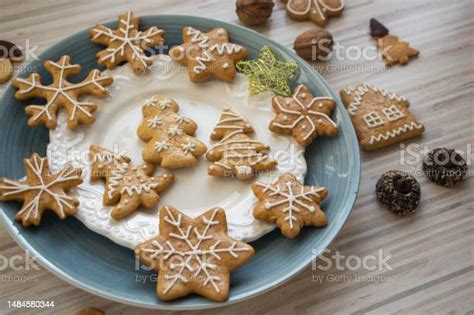 밝은 나무 테이블에 파란색과 흰색 접시에 배열된 전통적인 크리스마스 진저브레드 다양한 크리스마스 모양 0명에 대한 스톡 사진 및 기타 이미지 Istock