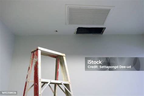 계단 사다리가 있는 배수관 누출로 인한 지붕 사무실의 천장 패널 구멍 홈 서비스 수리 및 개조 개념입니다 0명에 대한 스톡 사진 및 기타 이미지 Istock