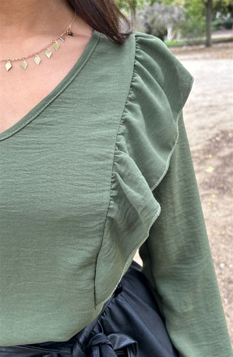 Basic V Hals Ruffle Blouse Army Fashionmusthaves Nl