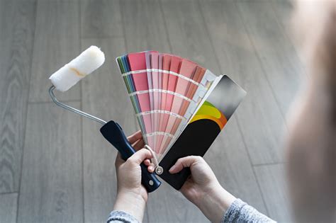 아파트에서 집에서 색상 팔레트와 롤러를 들고 알 수없는 여성의 손에 가까이 집 페인트 개조를위한 재료를 선택하는 여자 장식 과 혁신 개념 개념에 대한 스톡 사진 및 기타