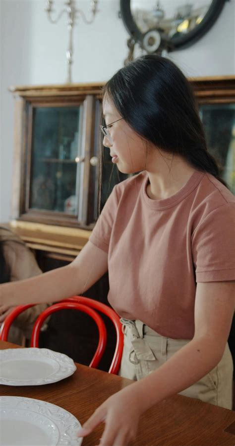 一个女人站在蓝色的墙壁附近读她的笔记 · 免费素材视频