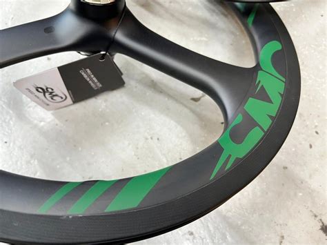 New Smc 3 Spoke Carbon Fiber Wheelset With Green Logo Sports Equipment