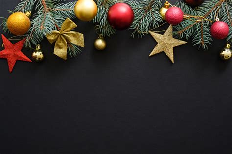 크리스마스 휴일 구성 복사 공간이어두운 검은 색 배경에 빨간색과 황금 크리스마스 장식 Baubles 전나무 나무 가지 배너 모형