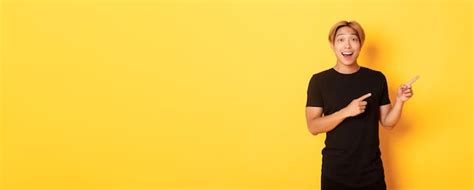 Chico Coreano Guapo Asombrado Sonriendo Fascinado Y Señalando Con El