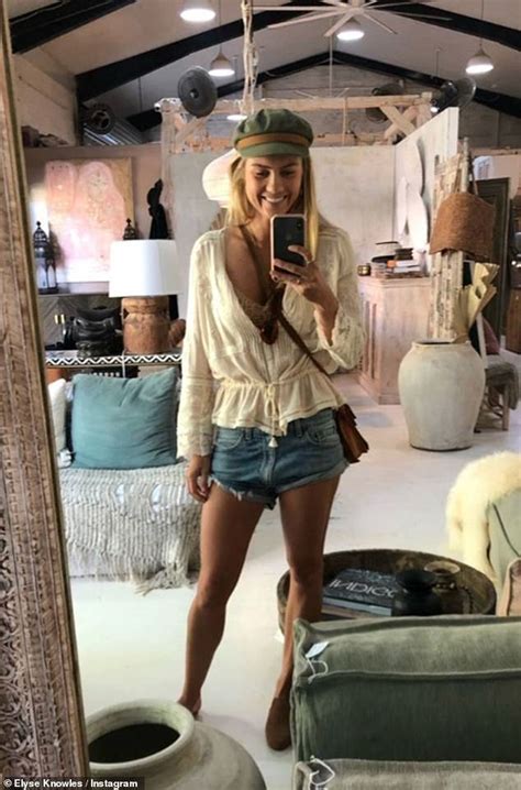 Elyse Knowles Hits The Beach In Byron Bay With Her Mother Kim Daily Mail Online