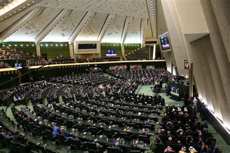 نخعی نماینده چندرغاز می‌گیرد فوتبالیست نیست که درآمد میلیونی داشته