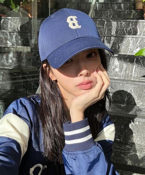 머스트 해브 아이템 봄 날의 바시티 자켓 패션서울