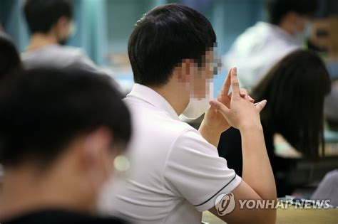 마스크 쓰고 두손 모아 연합뉴스