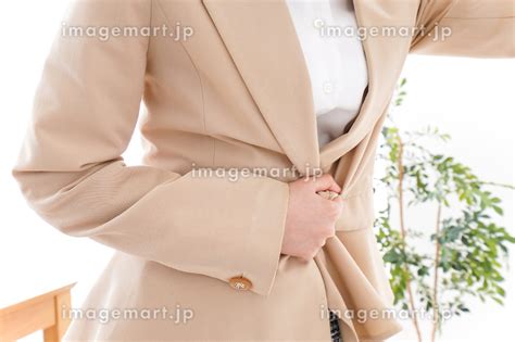 腹痛で苦しむビジネスウーマンの写真素材 115376580 イメージマート