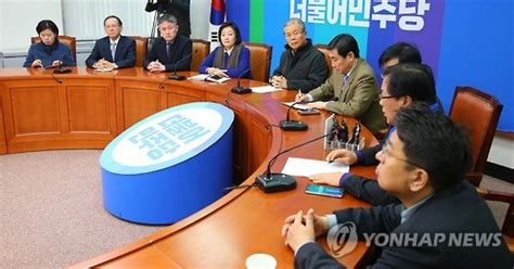 회의장 입장하는 김종인 더민주 비상대책위원장