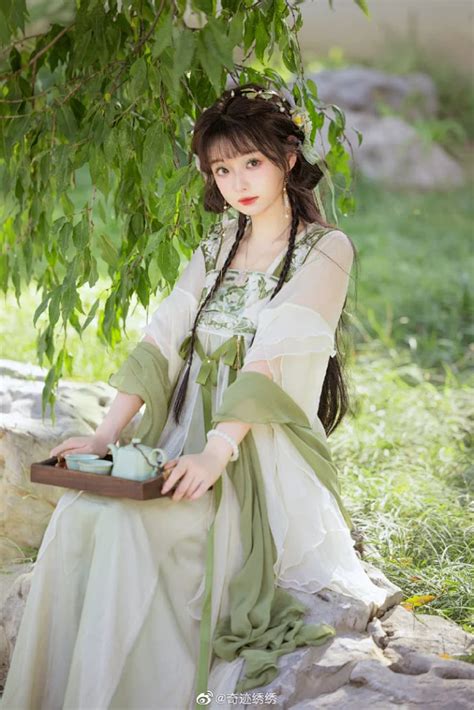 “莺莺燕燕春春，花花柳柳真真。” 白鹿时工作室 这两套的图都好piu酿 花瓣网