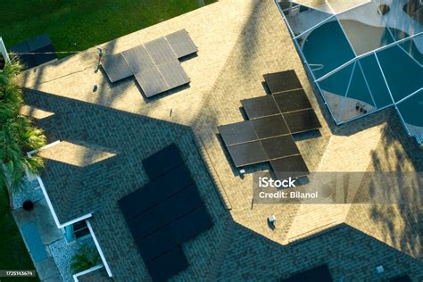 깨끗한 생태 전기 에너지를 생산하기위한 파란색 태양 광 패널이있는 일반 미국 가정 지붕의 조감도 제로 배출 개념의 재생 가능 전기 가정 생활에 대한 스톡 사진 및 기타