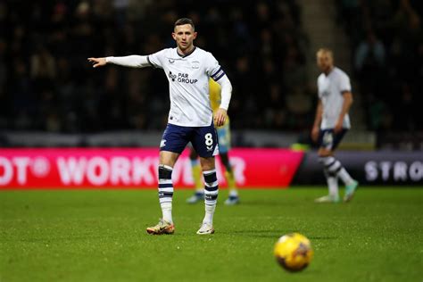 Leeds Uniteds Championship Rivals Sign International Midfielder And