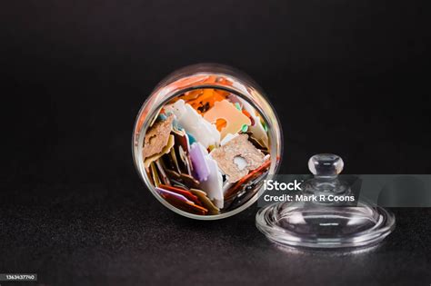 여러 가지 색깔의 플라스틱 빵 태그가 가득 찬 유리 항아리 0명에 대한 스톡 사진 및 기타 이미지 0명 가방 갈색 Istock