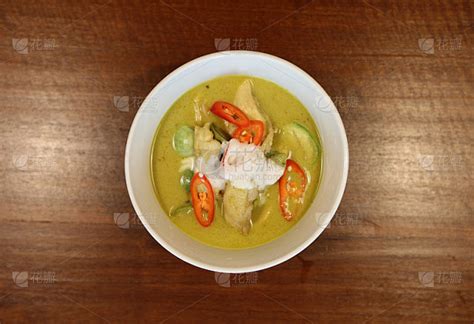 泰国菜鸡肉绿咖喱。顶视图。