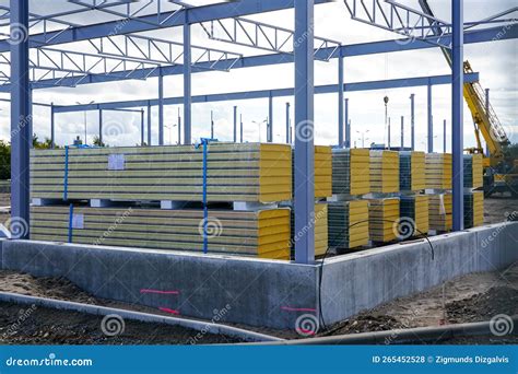 Staalconstructies En Strengen Van Sandwichpanelen Voor De Gevel Van Een