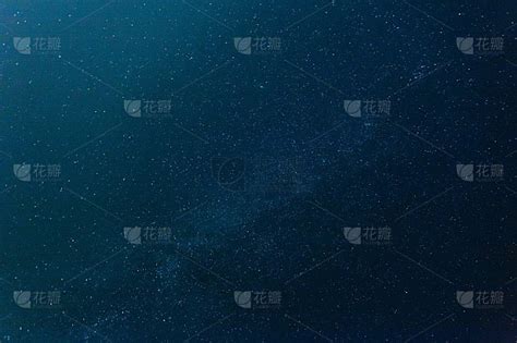 银河与数百万颗星星在天空中，背景，色调