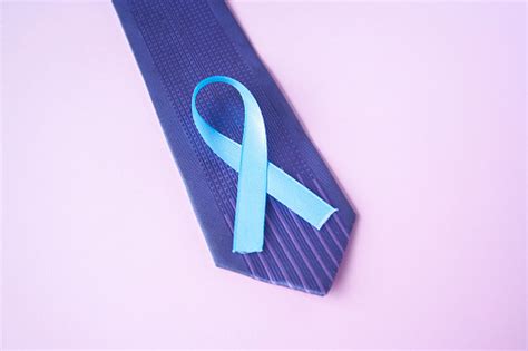 전립선 암 인식 블루 남성 넥타이에 밝은 파란색 리본 생활 및 질병을 지원 하는 사람들에 대 한 남자 헬스케어와 세계 암의 날