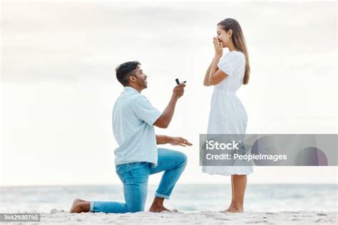 약혼 해변 낭만적인 휴가를 보내는 동안 반지가 있는 결혼 제안을 하는 커플 사랑 로맨스 행복한 커플이 바닷가 자연 속에서 여름