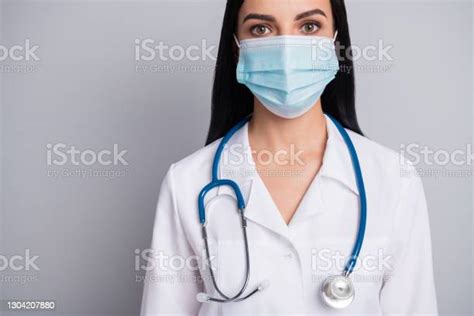 귀여운 긍정적 인 여성 치료사의 자른 사진은 흰색 균일 한 얼굴 호흡보호구 고립 된 회색 색상 배경을 입고 간호사에 대한 스톡 사진 및 기타 이미지 Istock