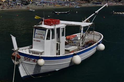 Pequeño Barco De Pesca Fotografía Editorial Imagen De Italiano 59526042