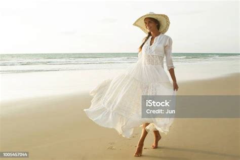 아름 다운 하얀 드레스를 입고 여자는 일몰 시 해변에서 산책 개념에 대한 스톡 사진 및 기타 이미지 개념 걷기 관광