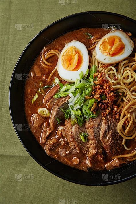 日本拉面加五花肉，蘑菇和腌蛋在绿色亚麻桌布上素材 花瓣网