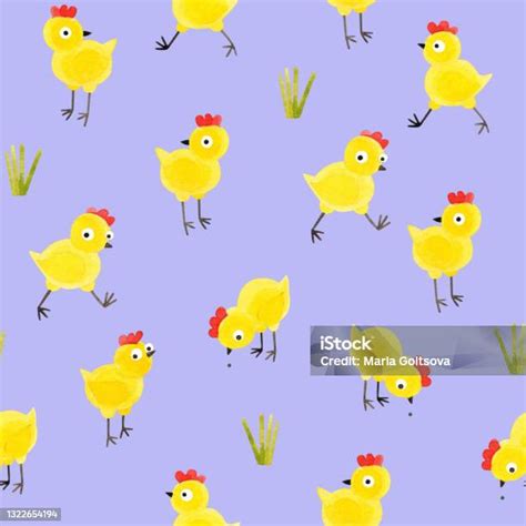 재미있는 노란 닭의 매끄러운 패턴 보라색 배경에 귀여운 새와 손으로 그린 수채화 질감 섬유 인쇄물 포장 벽지 스크랩북 및 어린이 디자인에 적합합니다 부활제에 대한 스톡 벡터