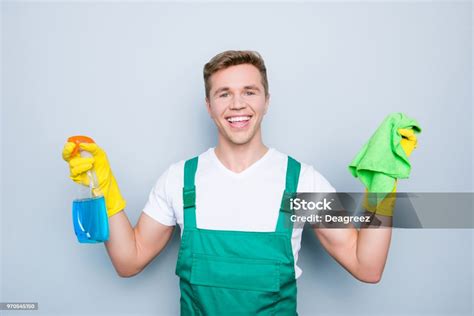 표면 사람들 순도 사람 컨테이너 전문가 개념 친절 한 명랑의 즐거운 청소기 표시 회색 배경에 격리 병에 섬유 먼지와 스프레이