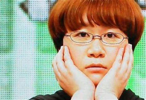 角野卓造を振り払おうとする懸命な姿からは、「かわいさ」というよりは「かわいそうさ」がアピールされてしまっている女芸人 写真で一言ボケて