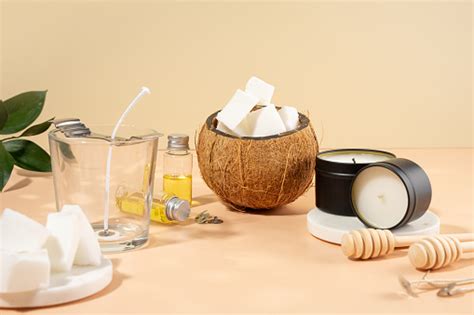 수제 천연 친환경 코코넛 왁스 캔들 심지 향수 아로마 오일을 위한 세트입니다 촛불 만들기 기구 베이지 색 배경에 건강에 트렌디 한 Diy 촛불 공간을 복사합니다 잔인하지