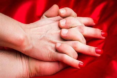 एक लड़की के सेक्स पर पाकिस्तान में बवाल Zahra Haider Sex Column Pak